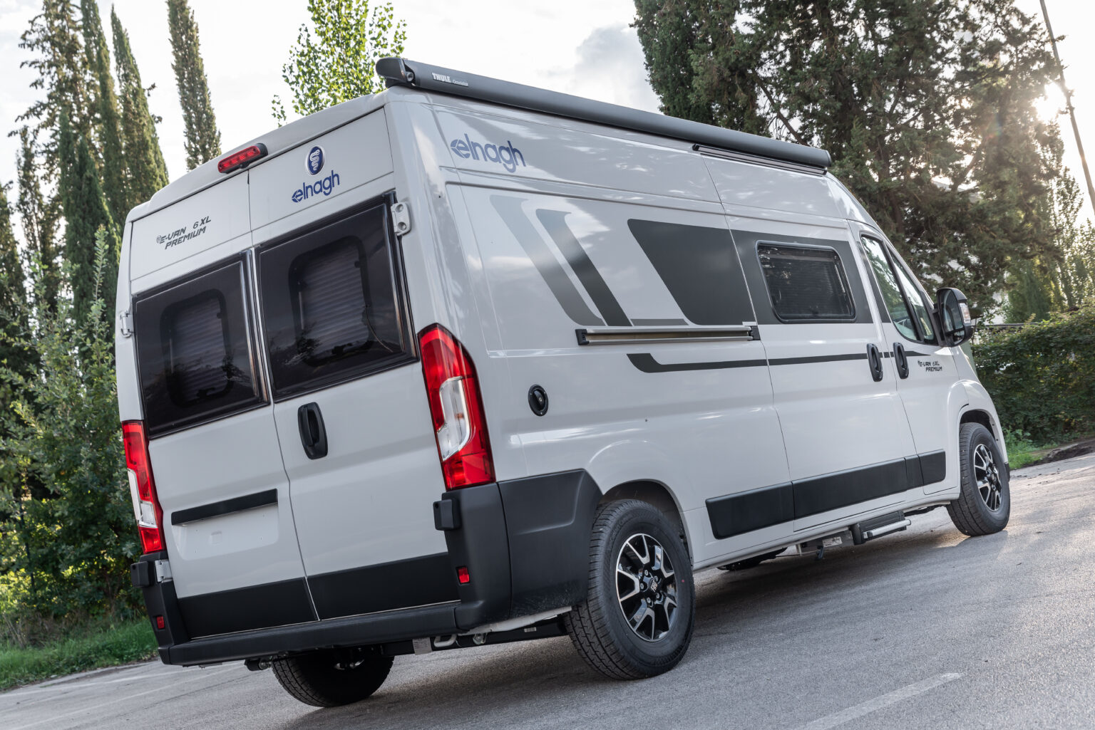 Camper semintegrale T-Loft 450: il compatto di casa Elnagh con letto ...